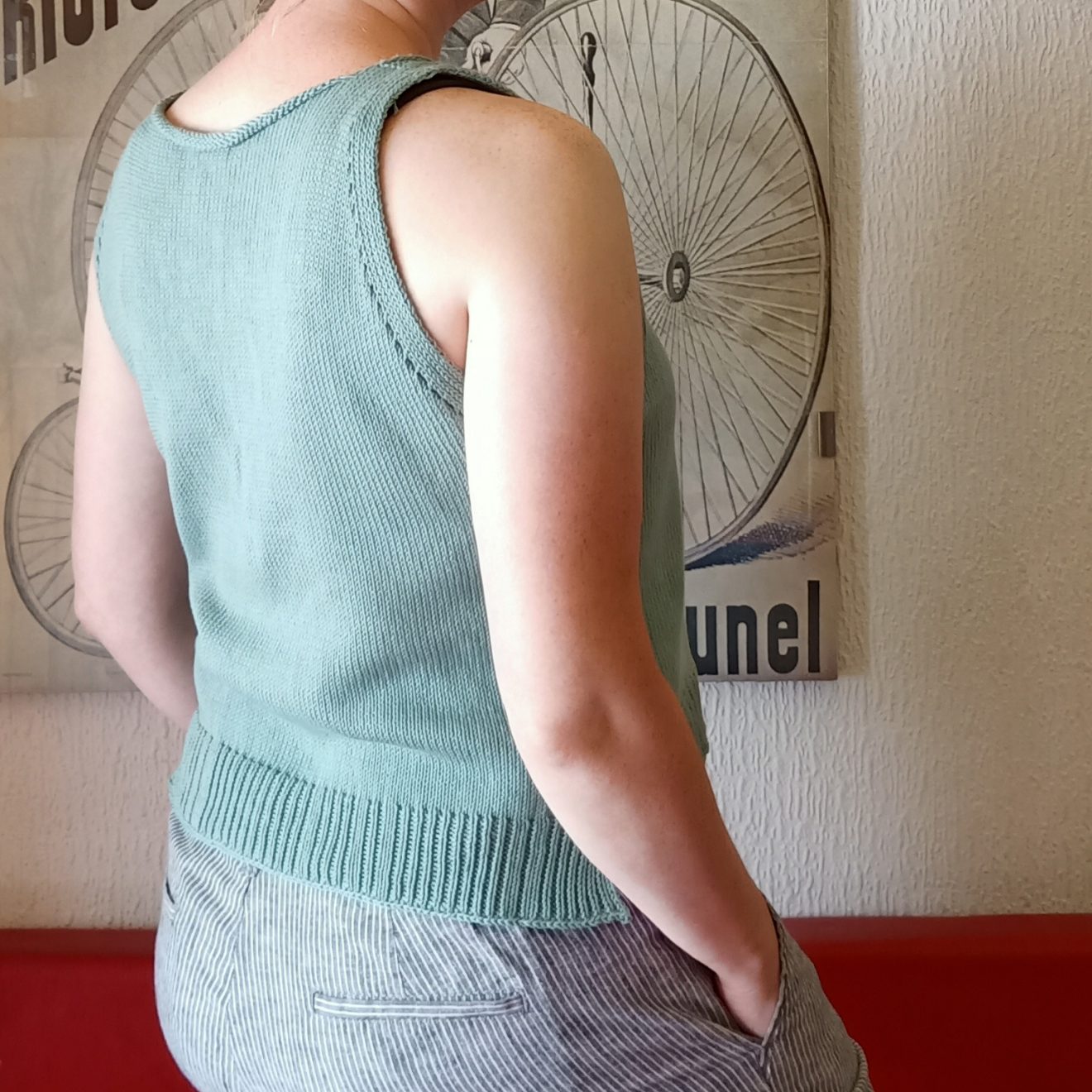 V tank top • Woolmi